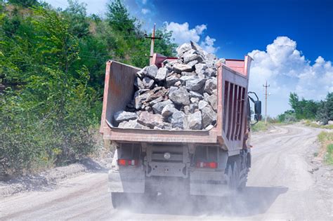 로드 덤프 트럭 채굴 화강암 돌의 채 석 장 오픈 구 덩이 마이닝에 화강암 프로세스 생산 돌 그리고 자갈입니다 채 석 장에서 채광 장비입니다 거친에 대한 스톡 사진 및 기타
