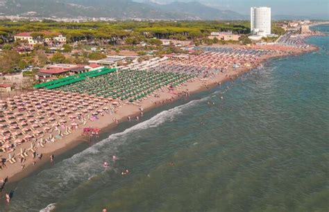 Sole E Divertimento Le Spiagge Incantate Di Marina Di Massa