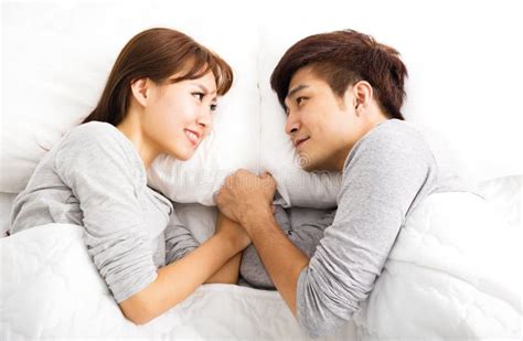 Pares Jovenes Felices Que Mienten En Una Cama Foto De Archivo Imagen De Adulto Marido