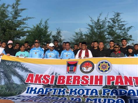 Sipak Santiang Dukung Kebersihan Pantai Padang