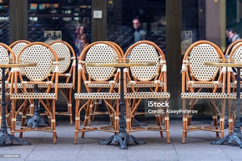 프랑스의 길거리 카페의 전통의 자의 행 거리의 프랑스 가구 파리 일 드 프랑스에 대한 스톡 사진 및 기타 이미지 파리 일 드 프랑스 전통 카페 Istock