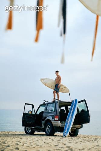 여행 서핑 서핑보드 수중스포츠장비 여름 바다 해변 휴가 여가 주제 즐거움 컨셉 이미지 Jv12384095 게티이미지뱅크