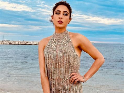 Sara Being Sara Sara Ali Khan Casually Hangs Out At Bandstand And