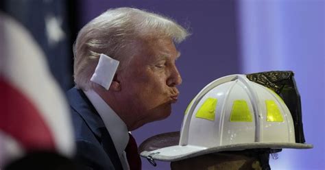 희생 소방관 헬멧에 입 맞추는 트럼프 전 대통령