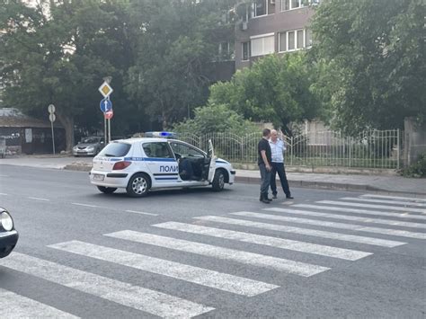 Дядка блъсна дете на пешеходна пътека и го влачи 10 метра