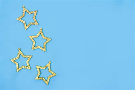 황금 크리스마스 장식 축제 배경 복사 공간 파스텔 블루 배경에 별 장식 축제와 새해 축하 개념 선택적 초점 0명에 대한 스톡