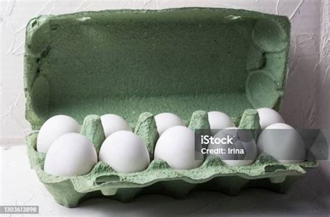녹색 골판지 상자에 흰색 닭 계란 그림자와 흰색 질감 배경에 10에 대한 스톡 사진 및 기타 이미지 10 가금류 개체