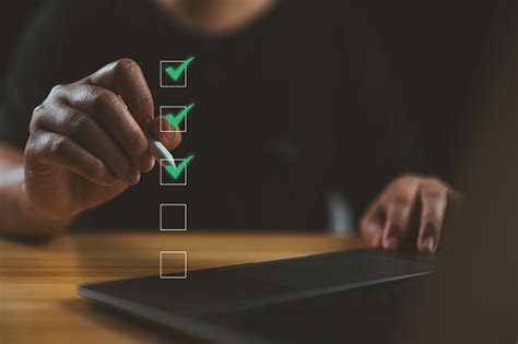 체크리스트 개념 사업가는 펜을 사용하여 비즈니스 성과 모니터링 및 평가를 위해 확인란에 확인 표시를 합니다 가상현실에 대한 스톡 사진 및 기타 이미지 Istock