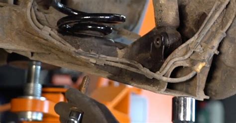 Cómo cambiar muelles de suspensión de la parte trasera Opel Corsa C