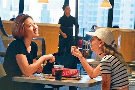 成龙不付生活费，17岁女儿打工出柜，吴卓林：给我一亿也不相认
