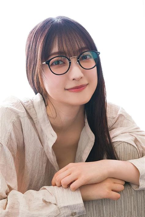 画像143 櫻坂46大園玲、胸元のぞくオーバーシャツ＆メガネ姿でリラックス 1st写真集「半分光、半分影」新規カット解禁 モデル