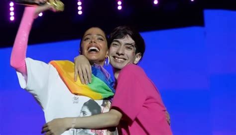 Tini Stoessel Invita A Bailar A Fan Al Escenario Y Este Se Roba El Show