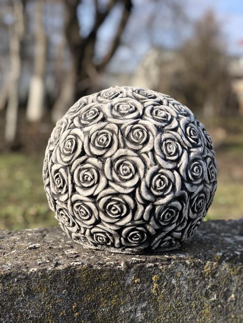 Садова фігура куля троянди для декору саду виготовлена з цементу ручної роботи 23 см фото