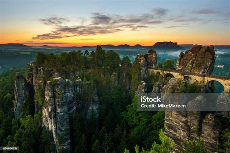 관점에서 Bastei 다리 Saxon 스위스 국립 공원 독일 A 보기 Bastei의 일출 극적인 하늘 경관에 대한 스톡 사진 및