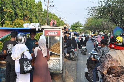 Ramadan Bawa Berkah Pedagang Takjil Di Aceh Besar — Waspada
