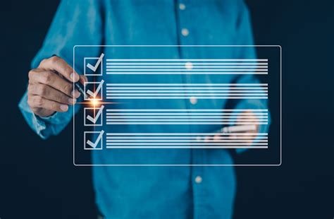 사무실에서 일하는 사업가 문서 관리 시스템 및 프로세스 자동화를 통해 파일을 효율적으로 관리하고 가상 화면 개념에 대한 디지털 작업 체크리스트 가상현실에 대한 스톡 사진 및