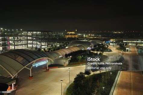 Ist 공항 지역에 자동차가 있는 다층 현대식 주차장 터키 대도시의 인프라 유료 주차장과 차고 전기가 건물을 비춥니다 25 센트에 대한 스톡 사진 및 기타 이미지 Istock