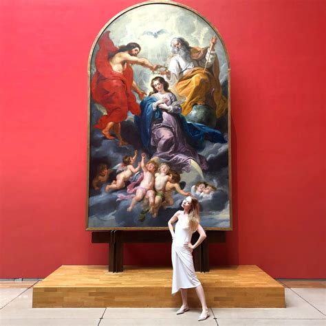 10 Art Influencers You Need To Follow On Instagram To Stay In The Loop This Fall