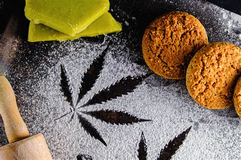 마리화나 잎의 흔적은 밀가루에 잎 그리고 롤링 핀과 세 쿠키와 대마초 버터 녹슨 냄비에 상단 뷰 플랫 레이 수평 0명에 대한
