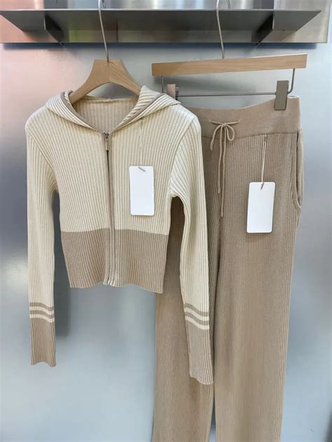 국내생산고퀄리티 몸매 라인 보정 배색 라인 골지트레이닝 세트 에이블리