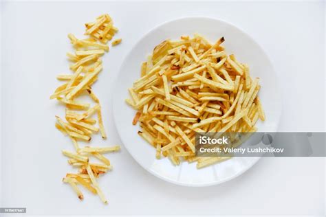 소스와 함께 흰색 접시에 맛있는 감자 칩 빨대 튀긴 감자 소스 빨대를 곁들인 패스트 푸드 감자 요리에 대한 스톡 사진 및 기타 이미지 Istock