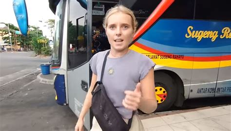 Viral Pria Indonesia Arahkan Bule Naik Bus Bahasa Inggrisnya Logat