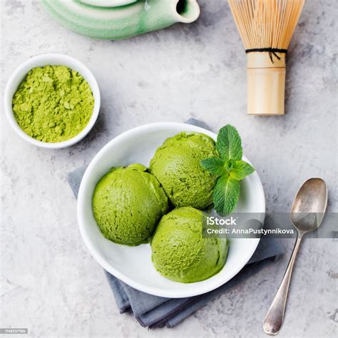 흰 그릇에 녹차 말 차 아이스크림 국자 회색 돌 배경입니다 평면도 녹차 아이스크림에 대한 스톡 사진 및 기타 이미지 녹차 아이스크림 마카차 아이스크림 Istock