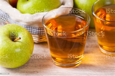 유리와 나무 테이블에 고리 버들 세공 바구니에 사과에 애플 주스 0명에 대한 스톡 사진 및 기타 이미지 0명 건강한 생활방식 건강한 식생활 Istock