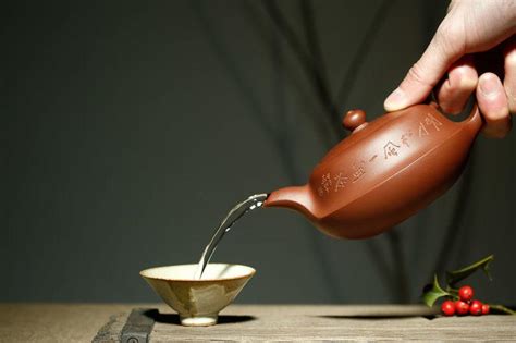 看紫砂壶内壁有没有泥凳纹，可以辨别全手工？