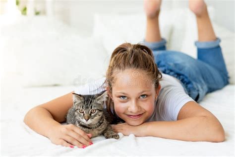 Een Kind Martelt Een Dier Een Klein Meisje Met Een Kat Ligt Op Het Bed