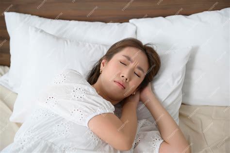 침실에서 침대에서 자는 젊은 아시아 여성 행복한 건강한 생활 방식 개념 프리미엄 사진
