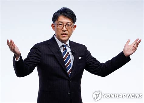 도쿄 기자회견서 발언하는 사토 도요타 신임 사장 연합뉴스