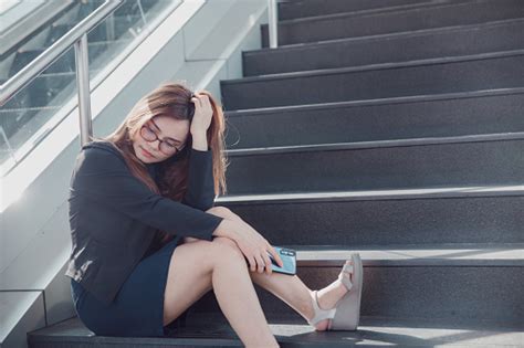 아시아 여성은 우울증의 성인 원인과 정신 건강 개념에서 외로움 슬픔과 걱정을 느끼게 생활에 문제가 있는 성인 의 원인에 불안을 느끼는 외부 단계에 앉아 직장에서 스트레스