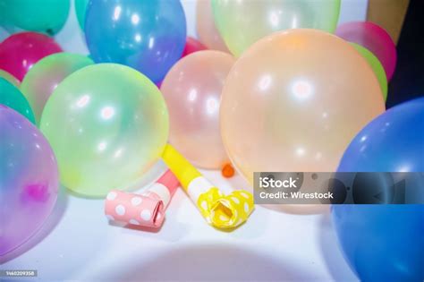 생일 축하를위한 다채로운 풍선과 파티 뿔 공휴일에 대한 스톡 사진 및 기타 이미지 공휴일 기념일 놀라움 Istock
