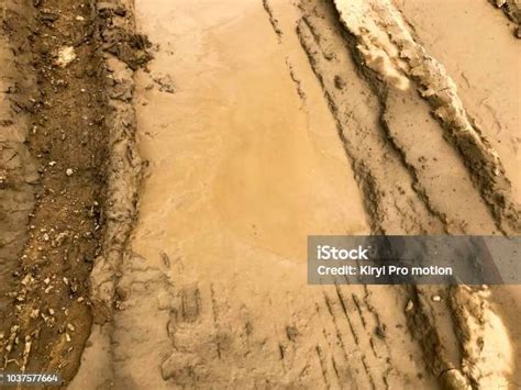 텍스처의 웅덩이와 진흙 균열 및 상 습 건조 점토 더러운 나쁜 비포장도로 비포장도로 오프 로드 배경 0명에 대한 스톡 사진 및 기타 이미지 Istock