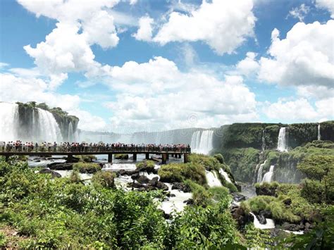 Foz De Iguaçu é Uma Das Cachoeiras Naturais Famosas Do Mundo Na Beira