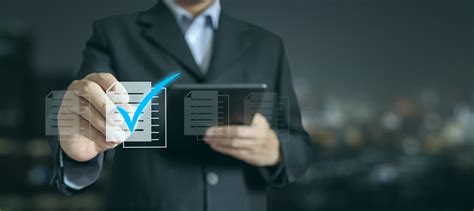 완벽한 품질 보증 프로세스로 비즈니스의 잠재력 발휘 자신감 있는 사업가가 완벽한 틱으로 승인을 표시합니다 개념에 대한 스톡 사진 및 기타 이미지 Istock