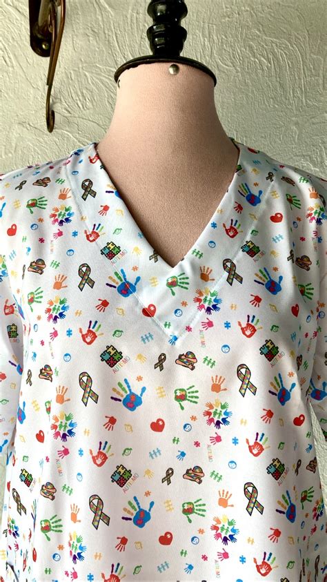 Blusa Scrub de Pijama Cirúrgico Estampado Unissex Autismo Fundo