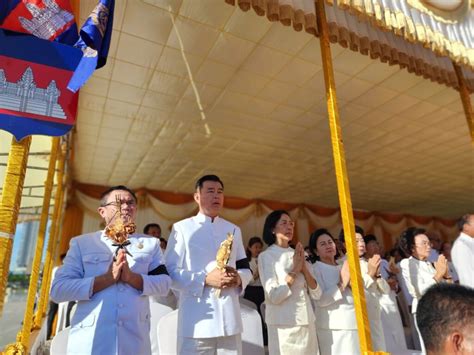 លោកអ្នកឧកញ៉ា លាង ឃុន ដឹកនាំប្រតិភូសមាគមឧកញ៉ាកម្ពុជា ចូលរួមក្នុងព្រះរាជពិធីថ្វាយព្រះភ្លើង