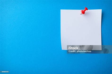 빈 흰색 종이 메모 패드 는 코르크 파란색 배경에 스티커 메모를 미리 알림 텍스트의 빈 공간입니다 사무용 장비 0명에 대한 스톡
