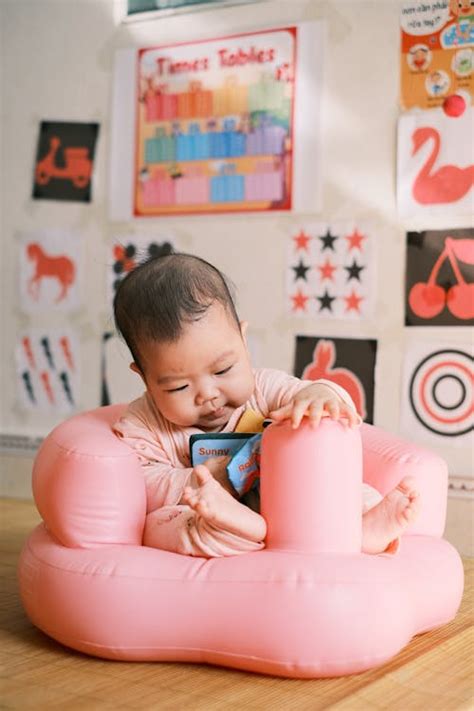 컬러풀한 놀이방에서 배우는 사랑스러운 아기 · 무료 스톡 사진