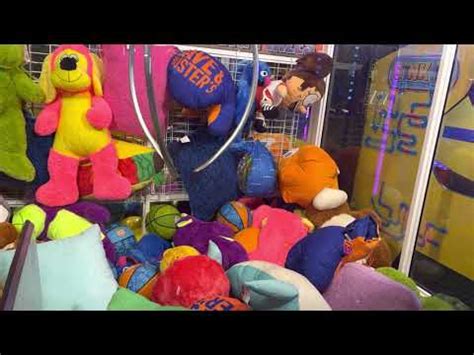 WINNING IN THE BIG CLAW MACHINE AT DAVE AND BUSTERS YouTube