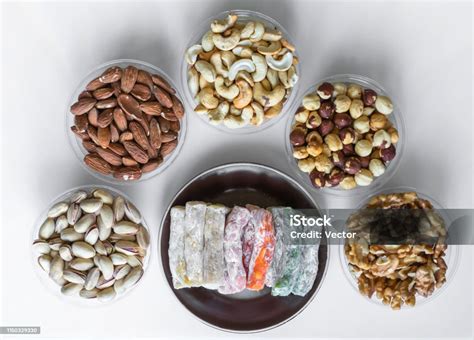傳統的土耳其美食盤子裡有東方甜點隔離在白色背景上東方美食糖果健康食品組合品種齊全為圖像收集不同的頂部視圖 照片檔及更多 伊朗 照片 Istock