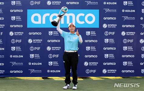 우승 트로피 든 김효주 프로