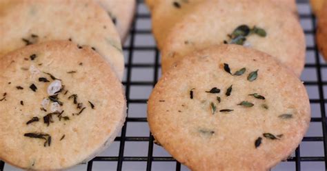 Galletas Saladas De Queso Con Romero Y Tomillo De Flores Comestibles
