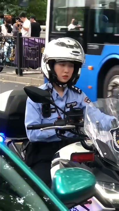 驾驶员在兔子警官工作的边上还下来休息 这么堵的路段 兔子警官很生气🚨👮♂🚔 交警 警察 Police Youtube