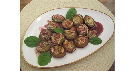 Печени сливи със синьо сирене