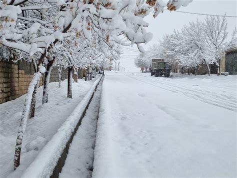 بارش برف راه ارتباطی ۸۵ روستای شهرستان کنگاور را مسدود کرد ایمنا