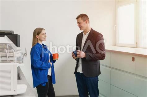 マグカップを持って話す男女と太陽 No 28826168｜写真素材なら「写真ac」無料（フリー）ダウンロードok