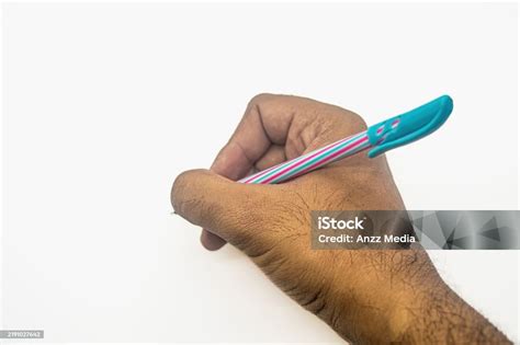 형형색색의 펜을 들고 빈 흰색 표면에 글을 쓸 태세를 취하고 있는 손의 클로즈업 이미지는 글을 쓰거나 그림을 그리는 행위를 강조하여 창의성과 표현을 강조합니다 가리키기에